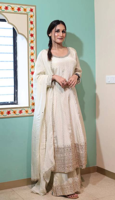 Gujarati Dress for Female | Top 10 Gujarati Traditional Costumes for Female